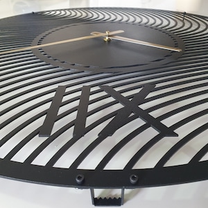 Metal Wall Clock Wavy Circle Pattern, Geometric Line Modern Wall Art ...