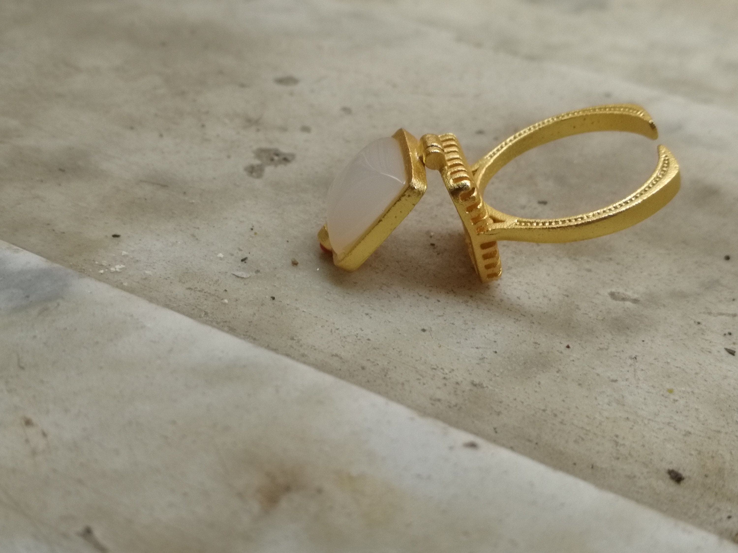 Ring "borgia" With Secret Compartment, Poison Ring Renaissance, Chalcedon - Etsy