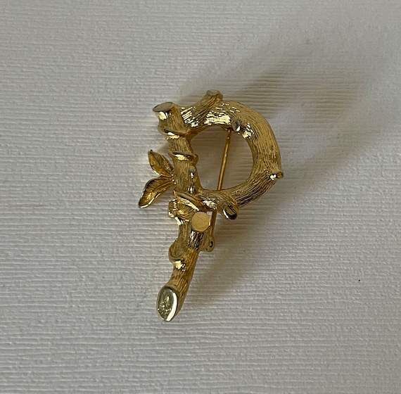Vintage letter P brooch, signed Sarah Coventry letter… - Gem