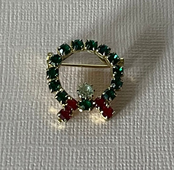 Vintage wreath brooch, small wreath pin, rhinestone w… - Gem