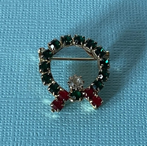 Vintage wreath brooch, small wreath pin, rhinestone w… - Gem