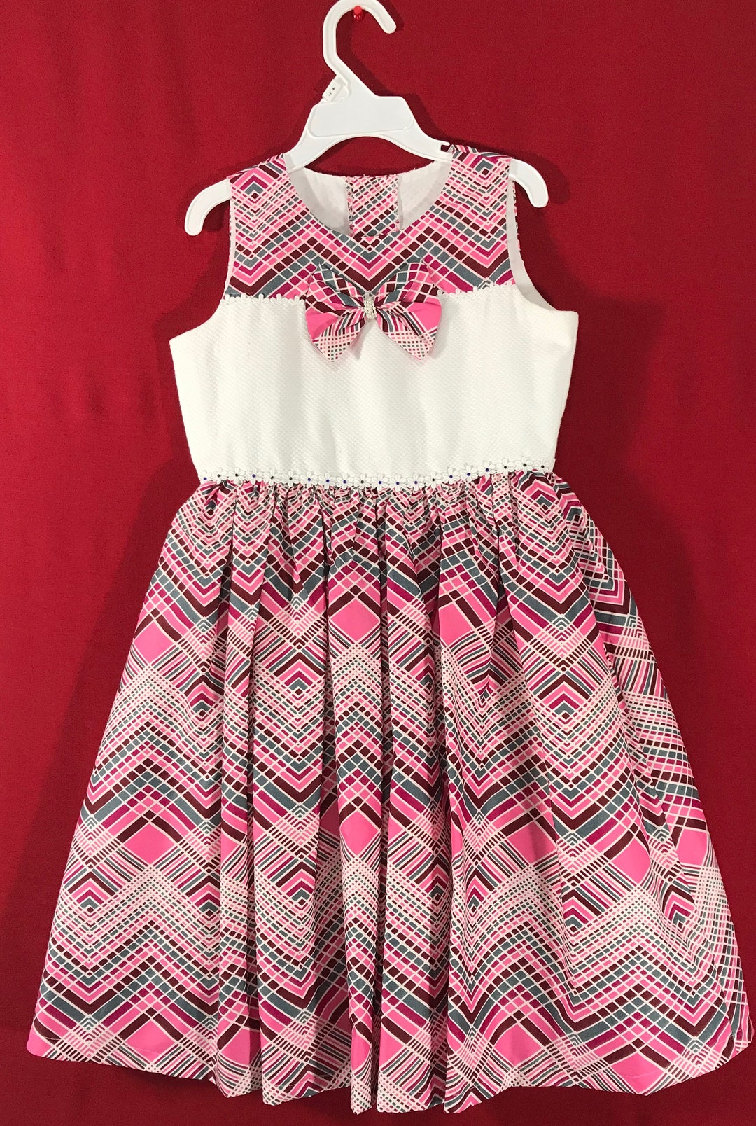 Vestido de 6 años, hecho a mano en tela de impresión, mientras que en ...