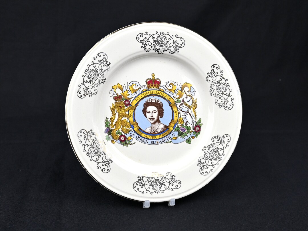Queen Elizabeth II - Silver Jubilee Plate - 1952 - 1977 - Royal Coat of ...