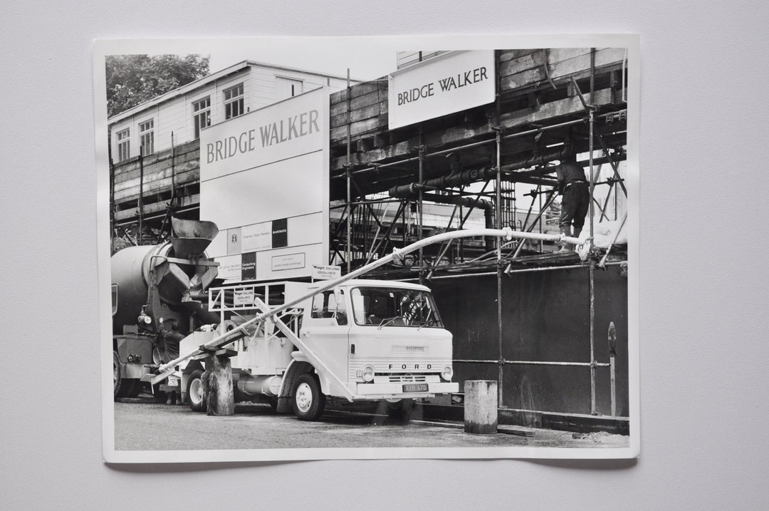 Large Photo Ford D300 Truck (heavy Commercial Cargo Road Ford Motor ...