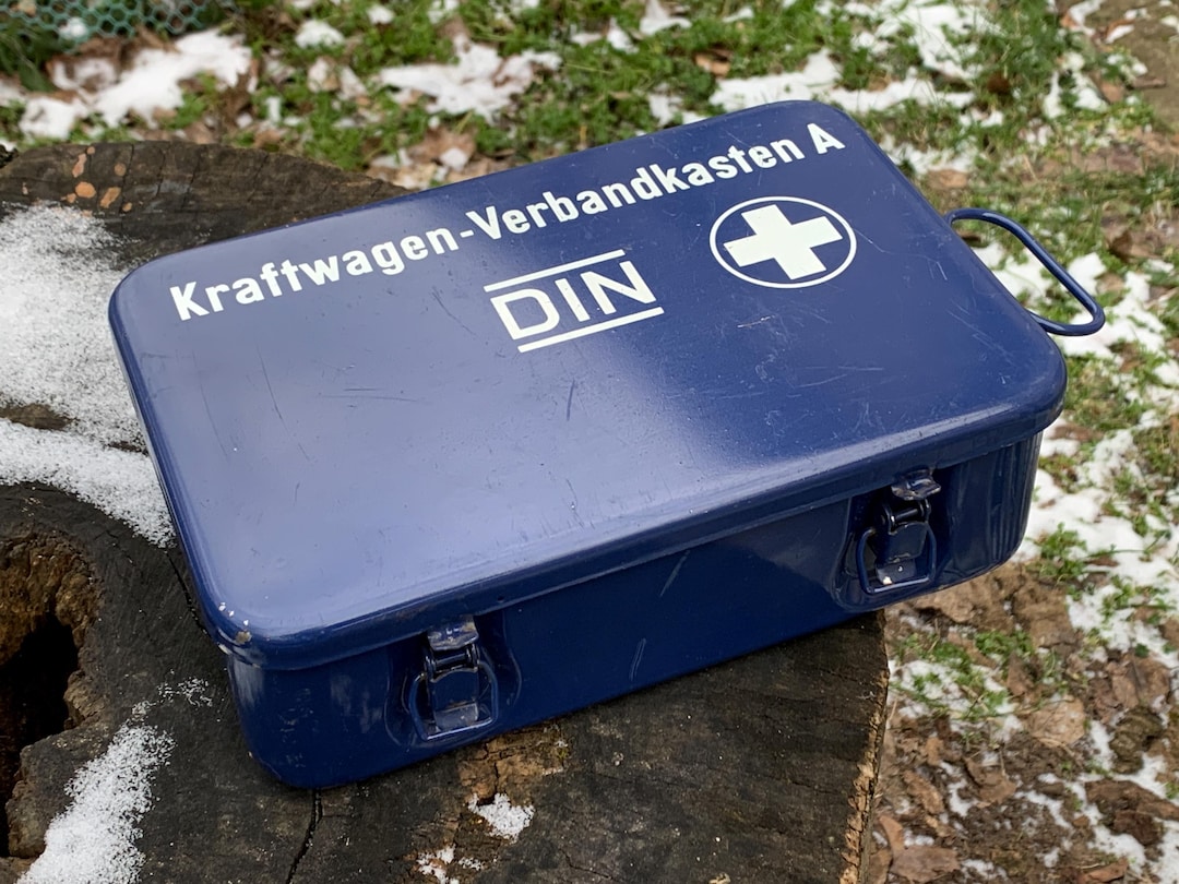 Vintage German Metal First Aid Kit – Kraftwagen-verbandkasten A – DIN ...