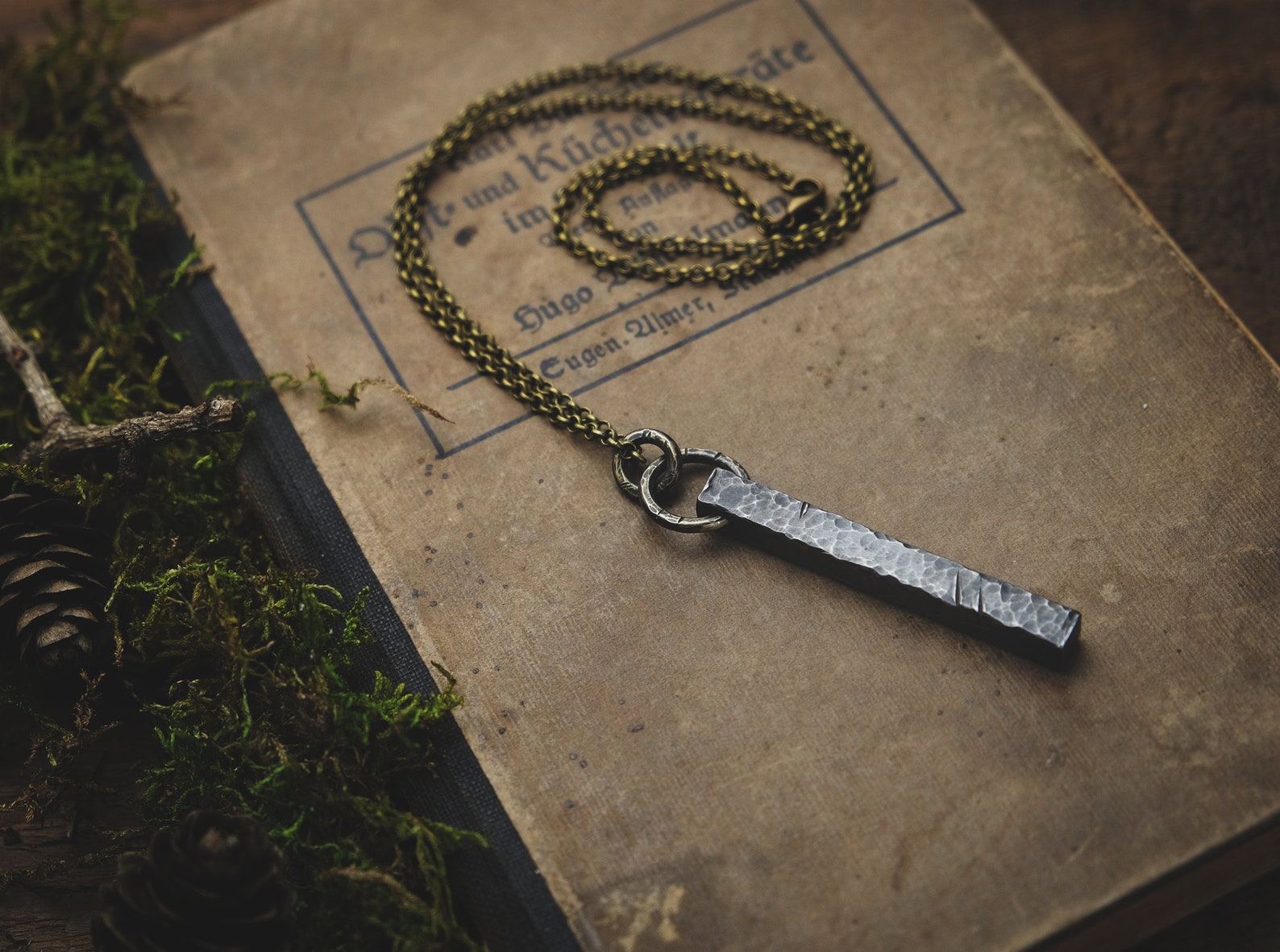 Gehämmerter derber Stahlbolzen mit Messing Öse und Kette - Etsy.de