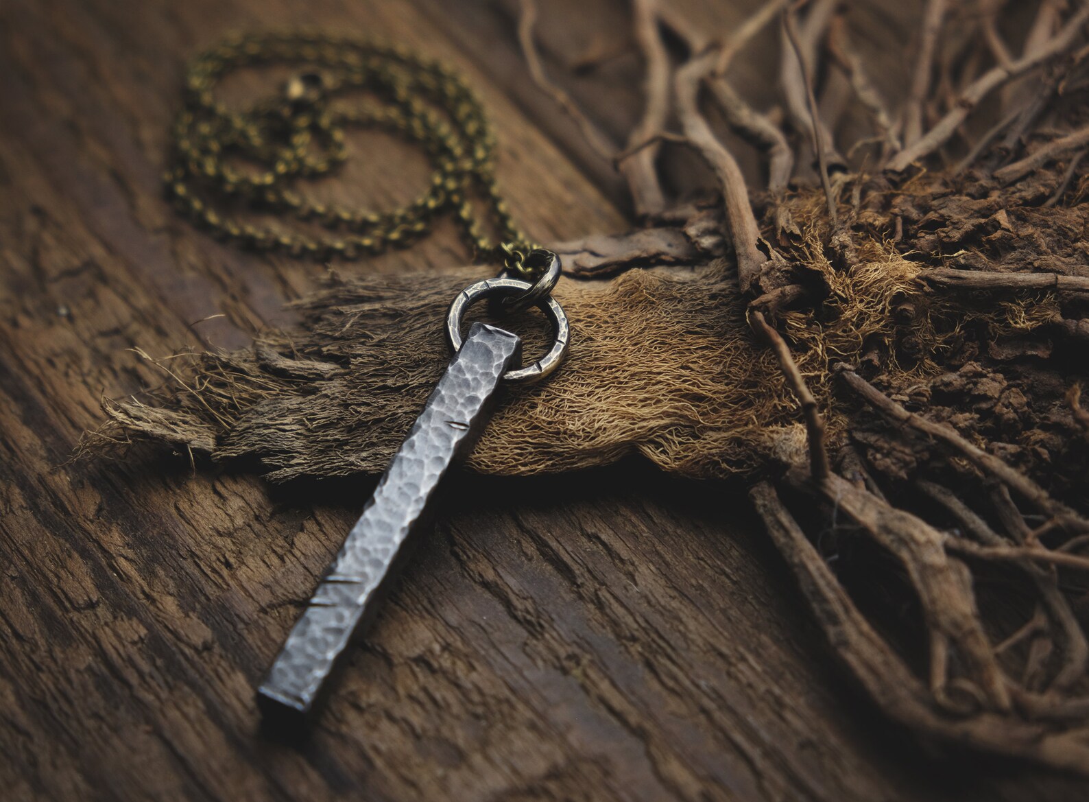 Gehämmerter derber Stahlbolzen mit Messing Öse und Kette - Etsy.de