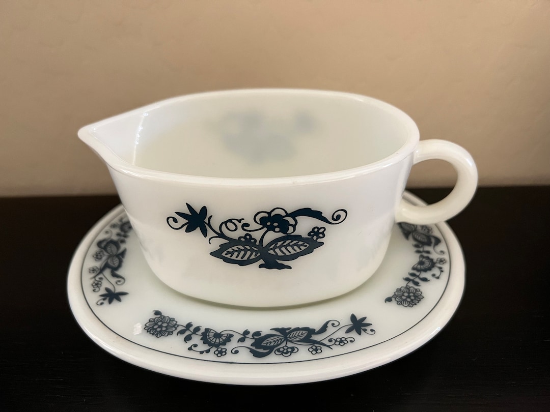 Vintage Pyrex Old Town Blue Floral Gravy Boat & Under Plate 77-B 77-U ...