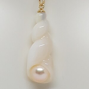 Mother of Pearl Snail With a Natural Color Pearl Pendant Necklace 18 ...
