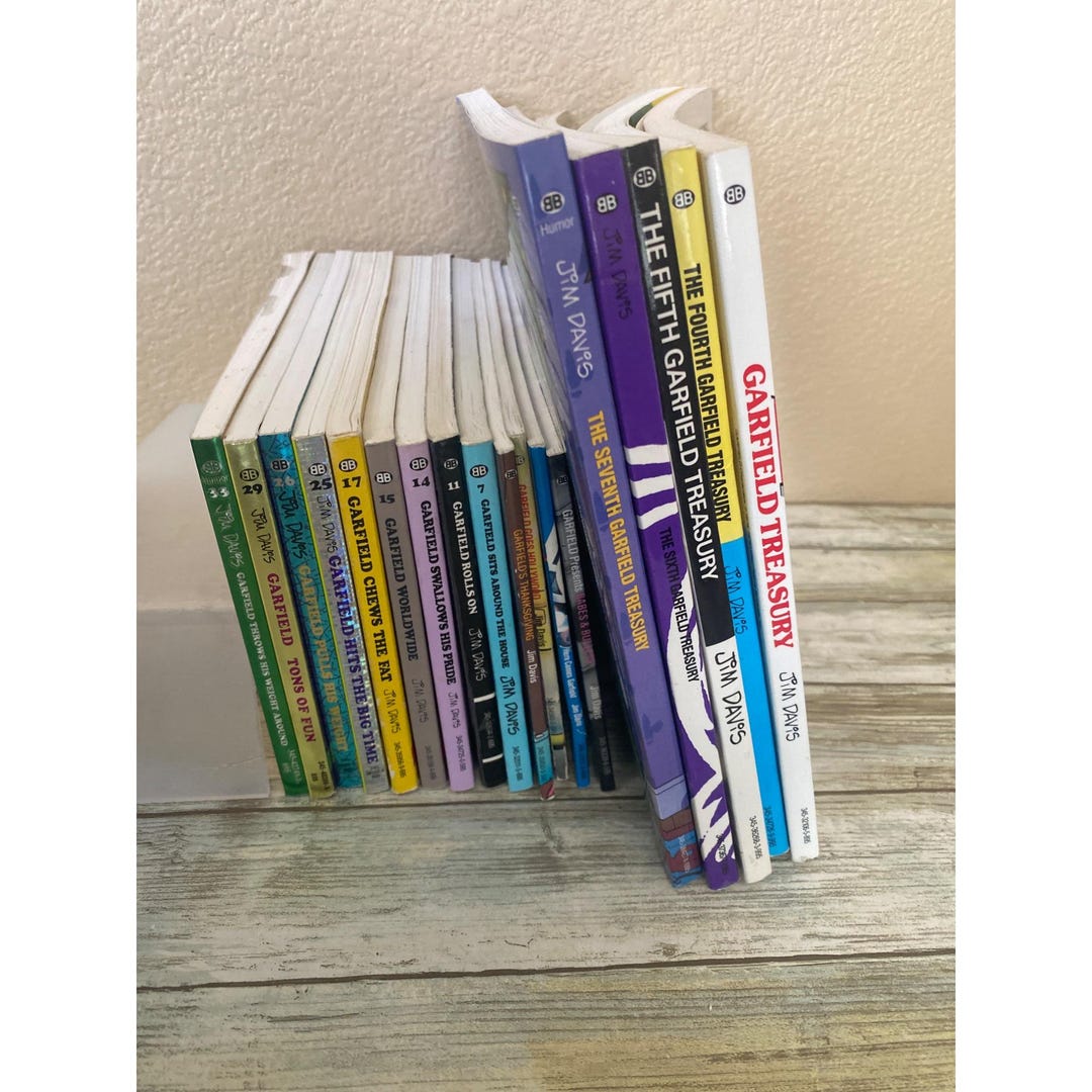 Set of 18 Garfield the Cat Comic Books by Jim Davis 80s/90s Treasury ...