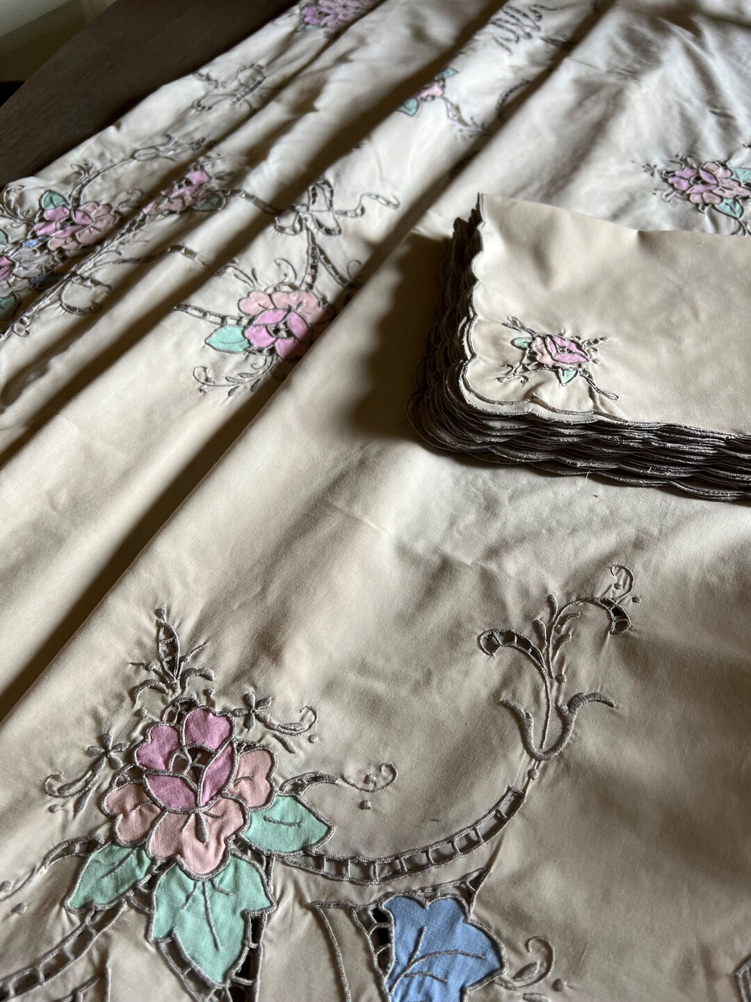 French Vintage Embroidered/applique Tablecloth With 12 Napkins - Etsy