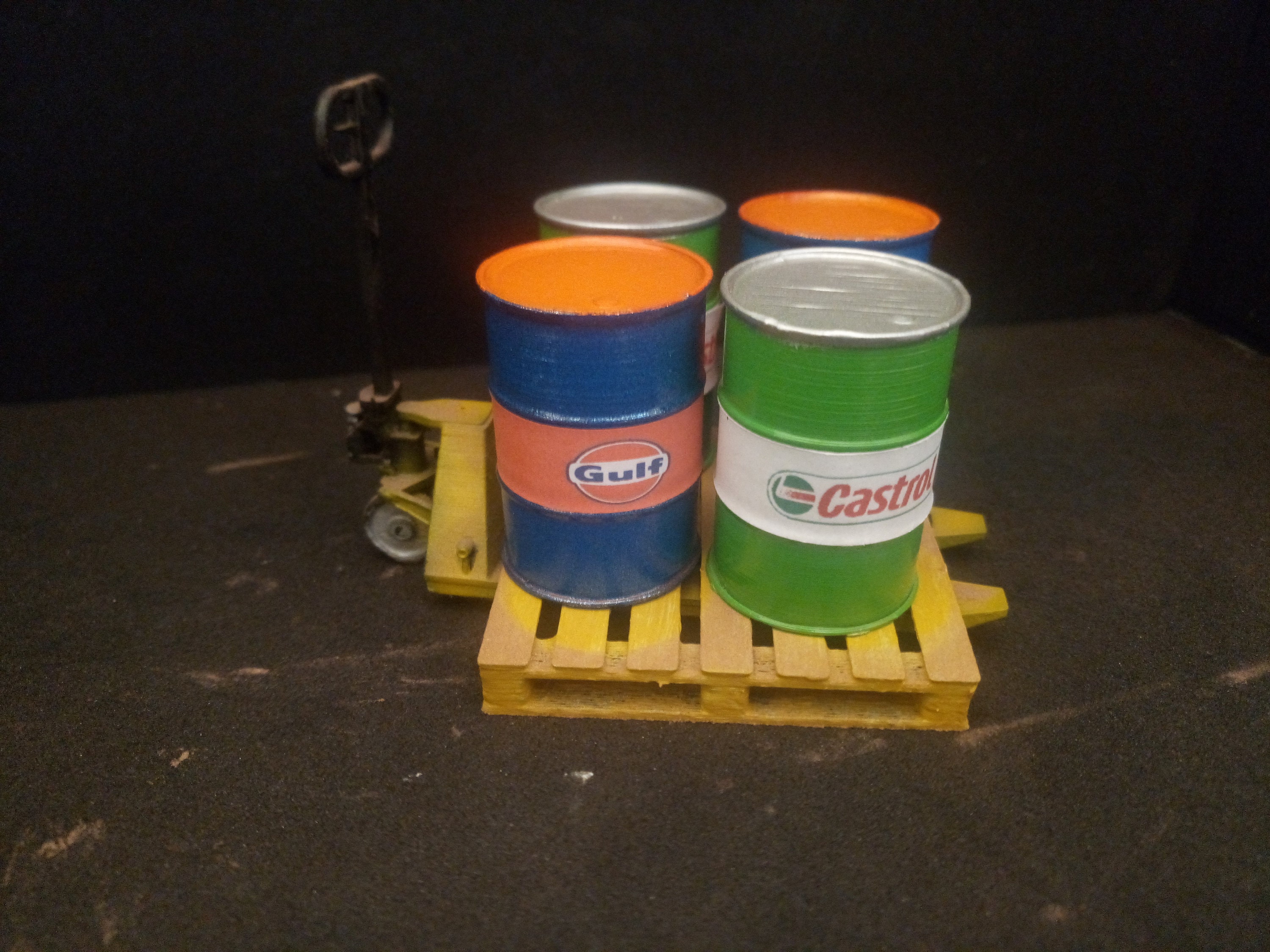 1:24 Pallet Truck,jack With Pallet and Castrol Gulf Oil Barrels 6x ...