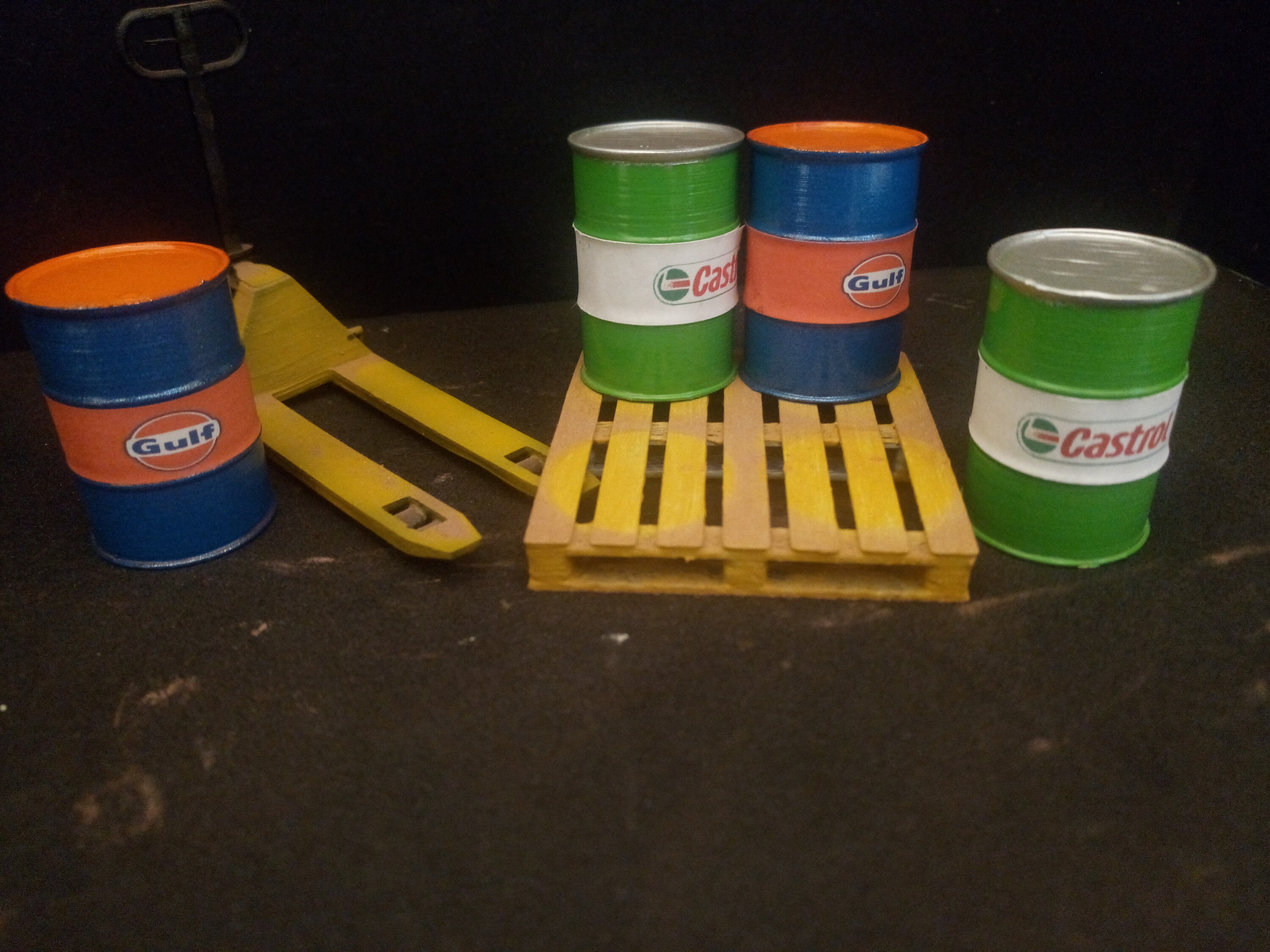 1:24 Pallet Truck,jack With Pallet and Castrol Gulf Oil Barrels 6x ...