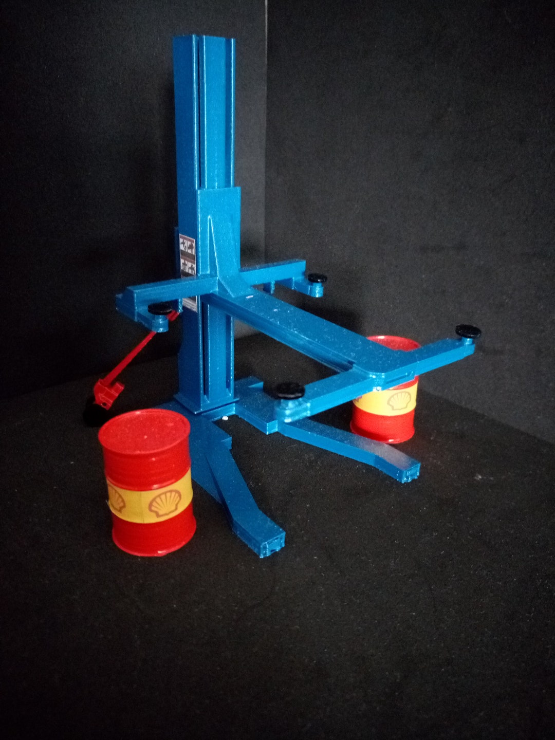 1:24 Hydraulic Car Lift With Two Shell Oil Barrels for Garage Diorama ...