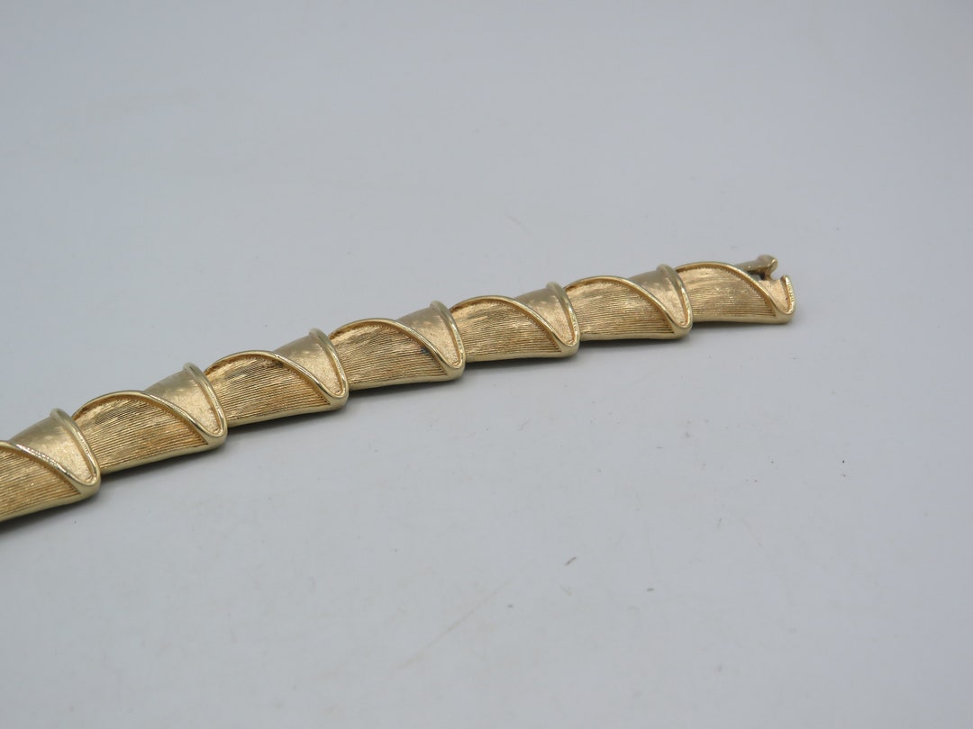 CROWN TRIFARI SIGNED Stunning Vintage Gold Tone Link Bracelet ...