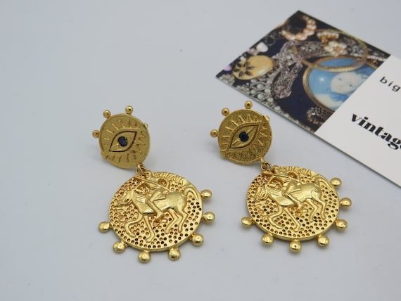 MEME SIGNED amazing gold tone dangle drop earrings, p… - Gem