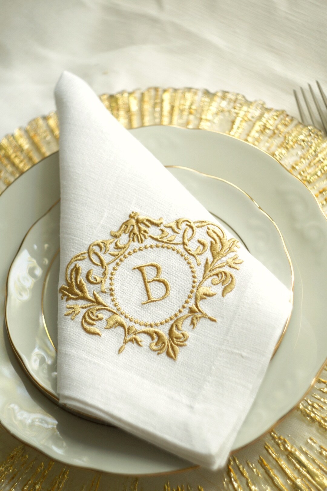 Embroidered Linen Napkins: Frame Monogram, Personalized Table Decor - Etsy