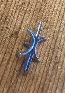 Discordian Hand of Eris Pin - Etsy