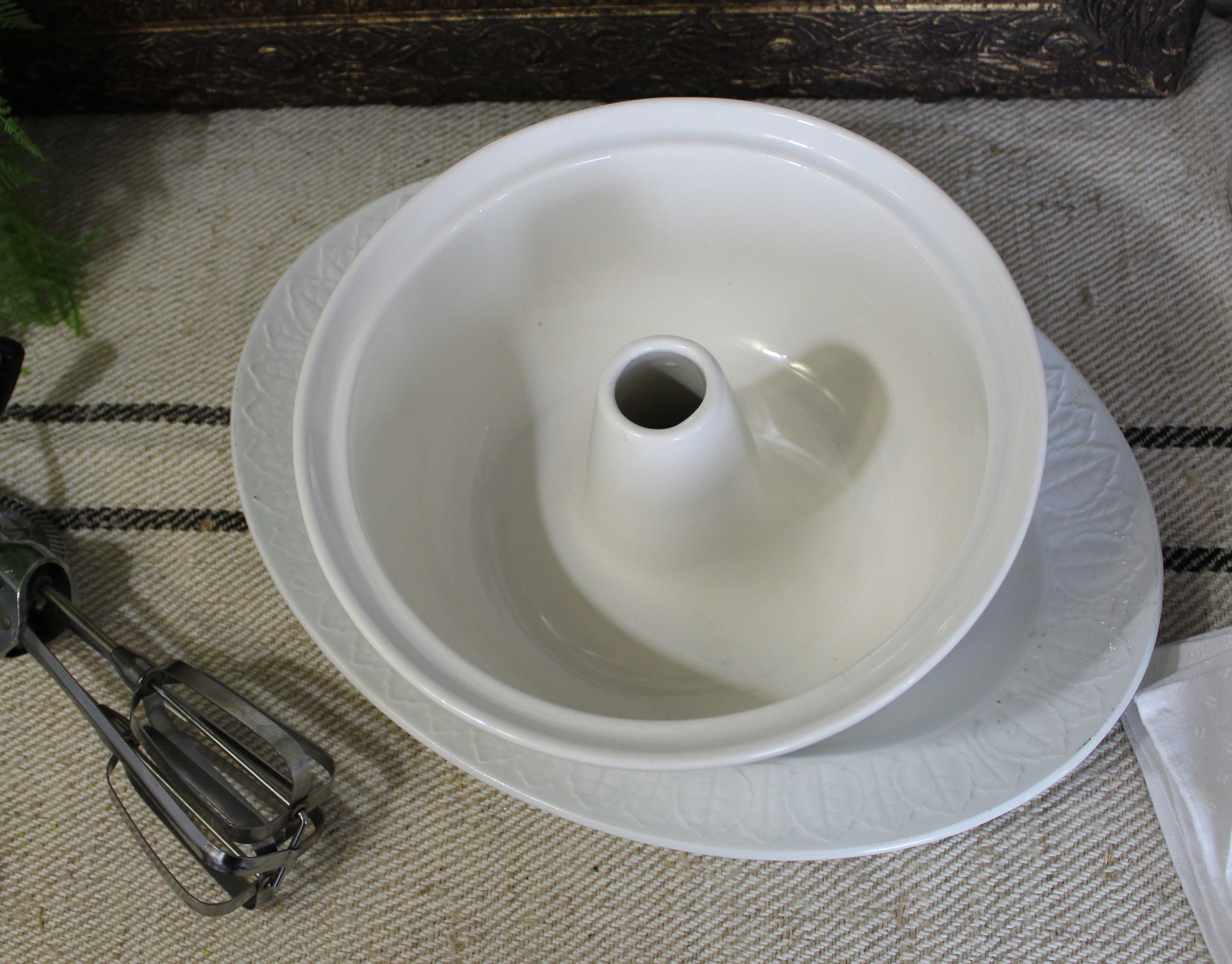 Vintage Creamy White Ceramic Bundt Cake Pan California Pottery Bakeware ...