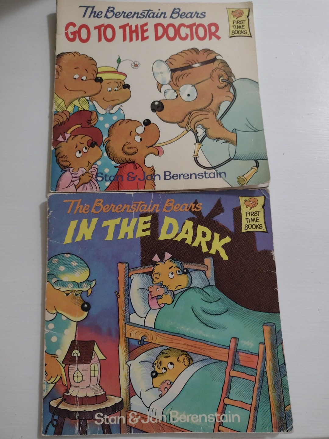 The Berenstain Bears - 2 Books - Go to the Doctor/in the Dark 1980s ...