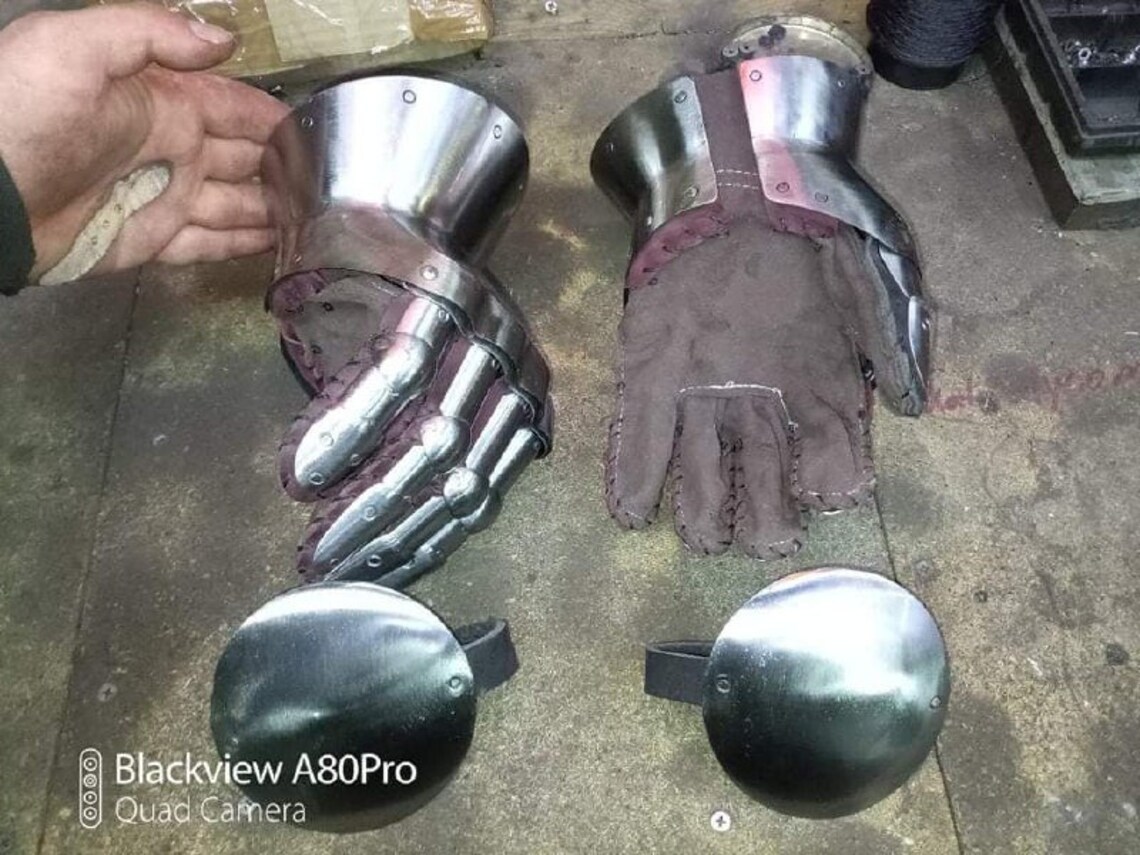 Medieval Hourglass Gauntlets With Segmented Fingers for 14th. - Etsy