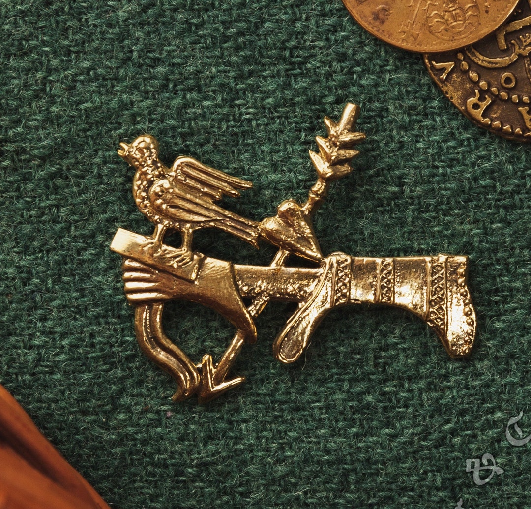 Hand With Heart Pierced Medieval Badge. Pilgrim Pin for a Hat or a ...