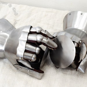 Medieval Hourglass Gauntlets With Extra Protected Thumb for 14th ...