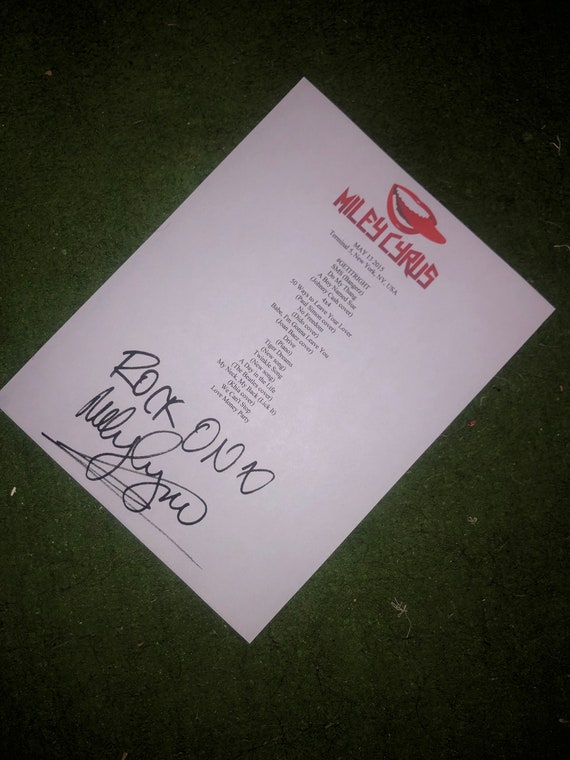 Miley Cyrus Autograph 2022