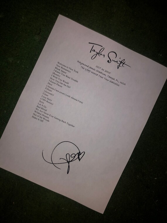 Taylor Swift Autograph On Paper