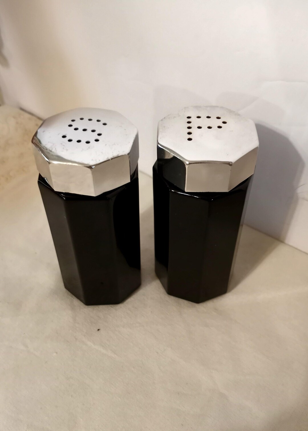 Vintage Arcoroc France Black Glass Salt & Pepper Shakers: Silvertone ...