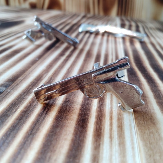 Vintage Pistol Cufflinks and Pistol Tie Clip, accesso… - Gem