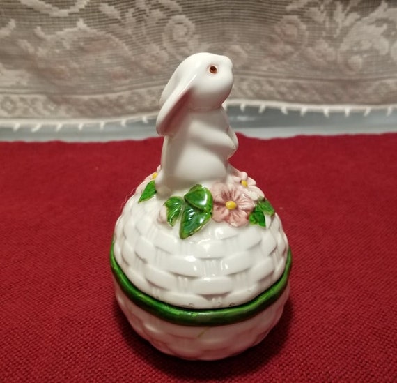 Avon Bunny Trinket Box 1982 - Gem