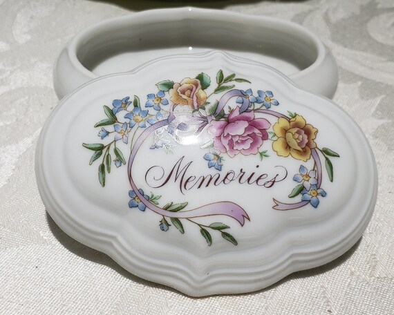Vintage Avon Memories Porcelain Music Box - Trinket/J… - Gem