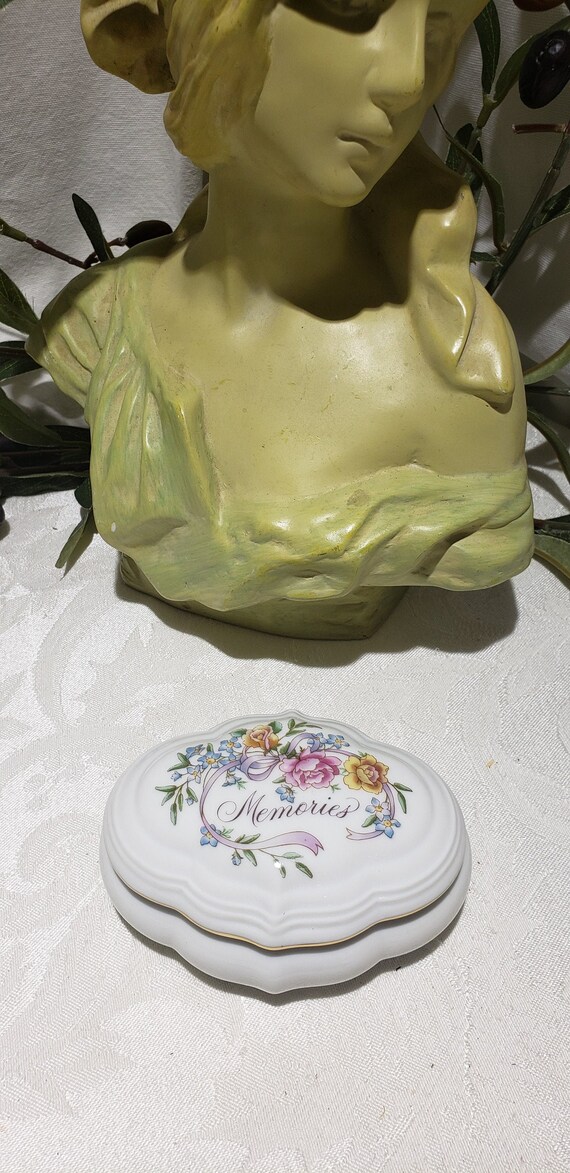 Vintage Avon Memories Porcelain Music Box - Trinket/J… - Gem