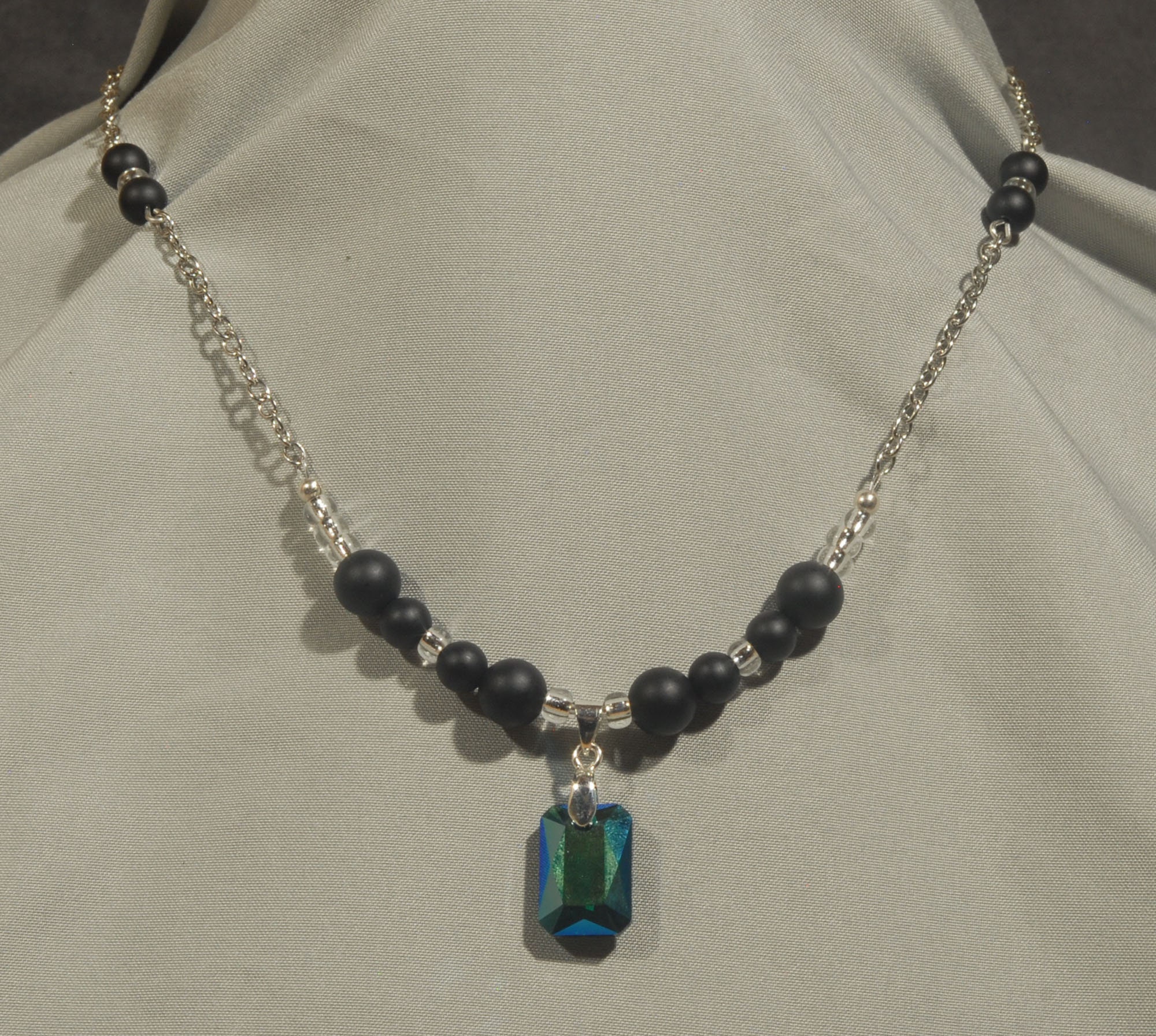 Emerald shimmer and black necklace with earrings - Etsy.de