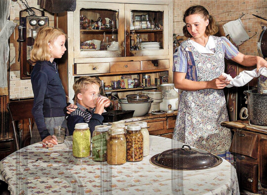 1939 Mrs. John Dixon Dosen einen Vorrat an Obst und Gemüse für ihre ...