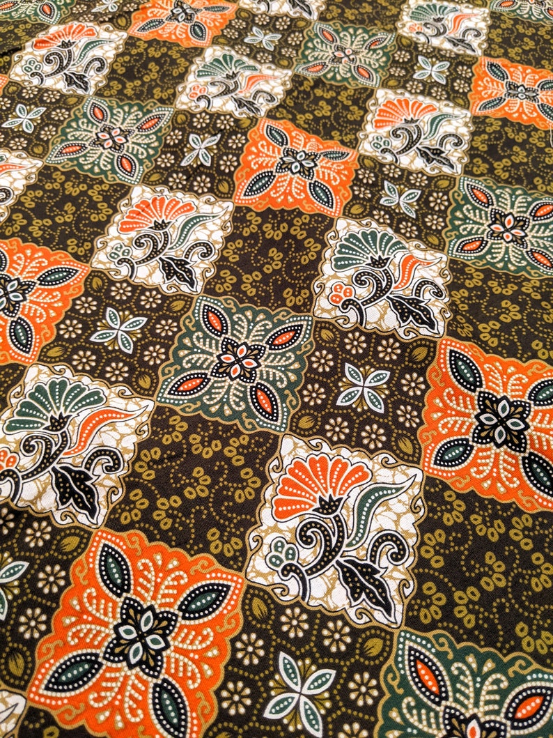 Tejido estampado de estilo Batik marrón naranja, Batik Sarong con ...