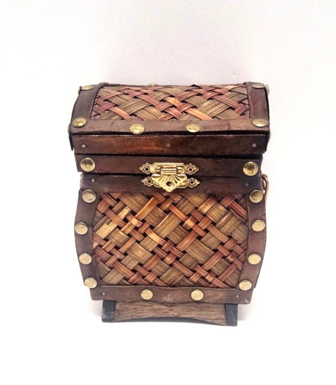 Vintage Wicker Chest With Handles Lidded Plastic Lined Woven Keepsake ...