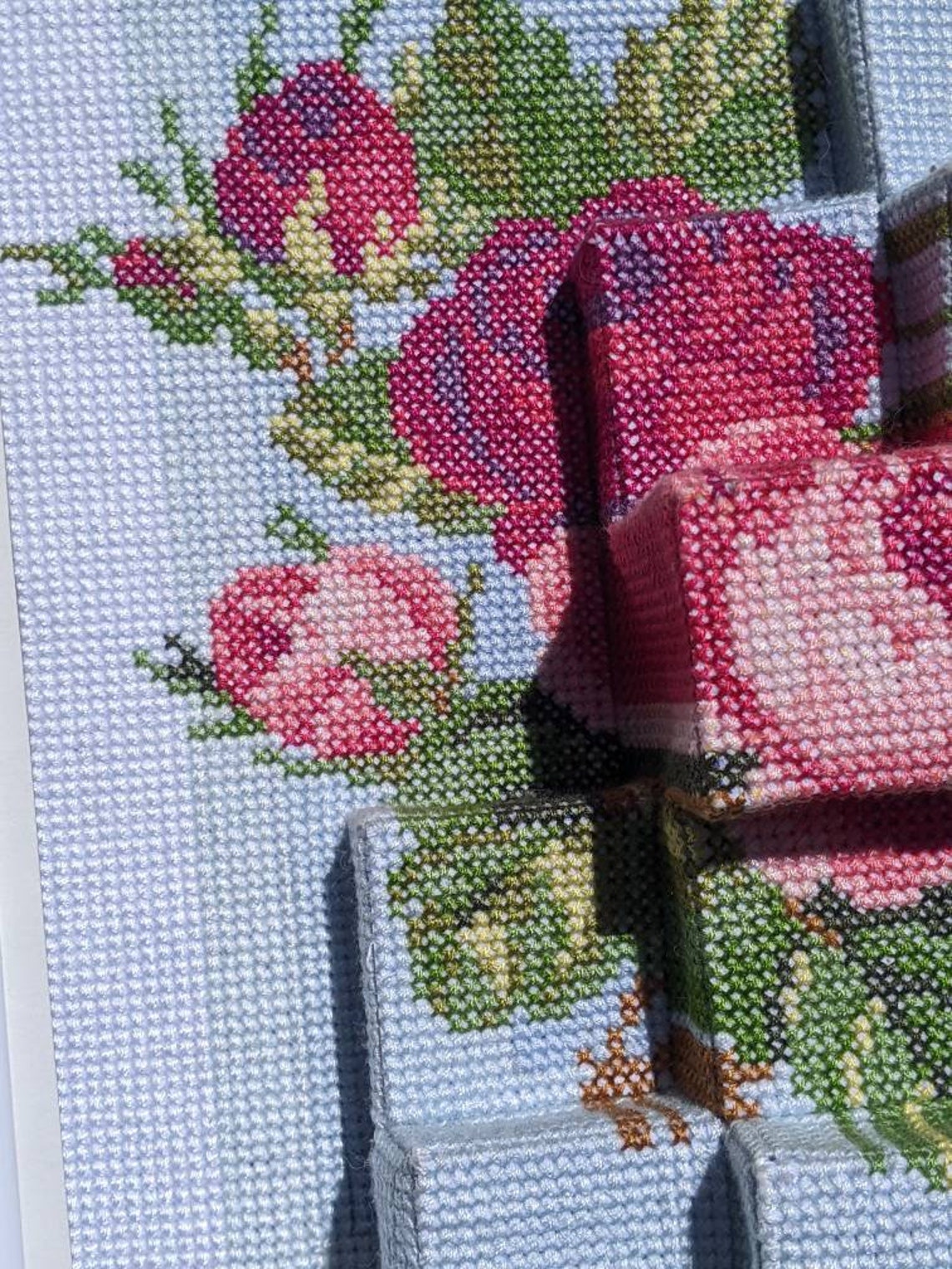 Tableau broderie, Point de croix, Roses en volume, Brodé main - Etsy France
