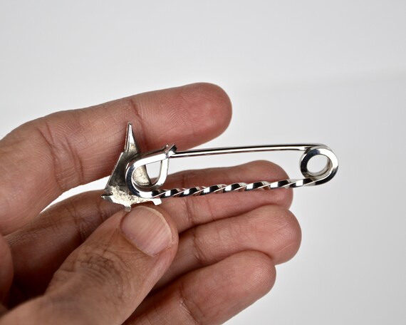 1940s/1950s chromed, twist safety pin with red enamel… - Gem