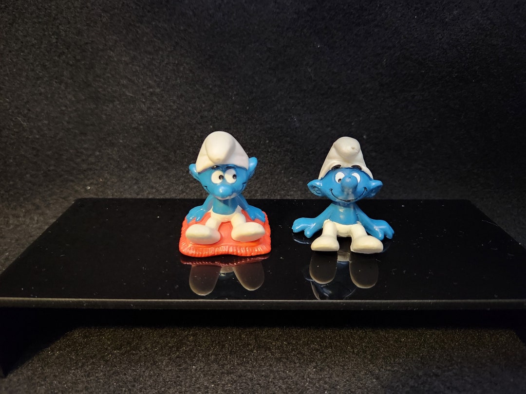 2 Sitting Smurfs (large Face / Red Pillow) Smurf Village Figurines ...