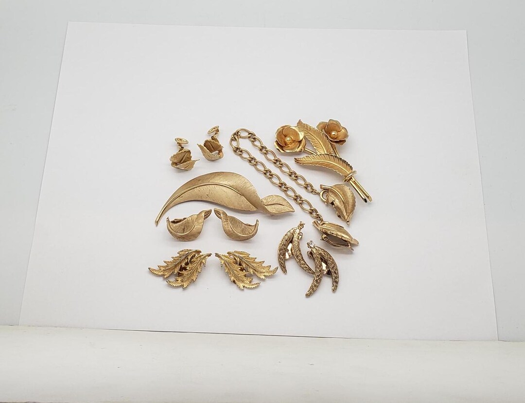 Vintage Crown Trifari Gold-tone Leaf Brooch Earrings Sweater Clips ...