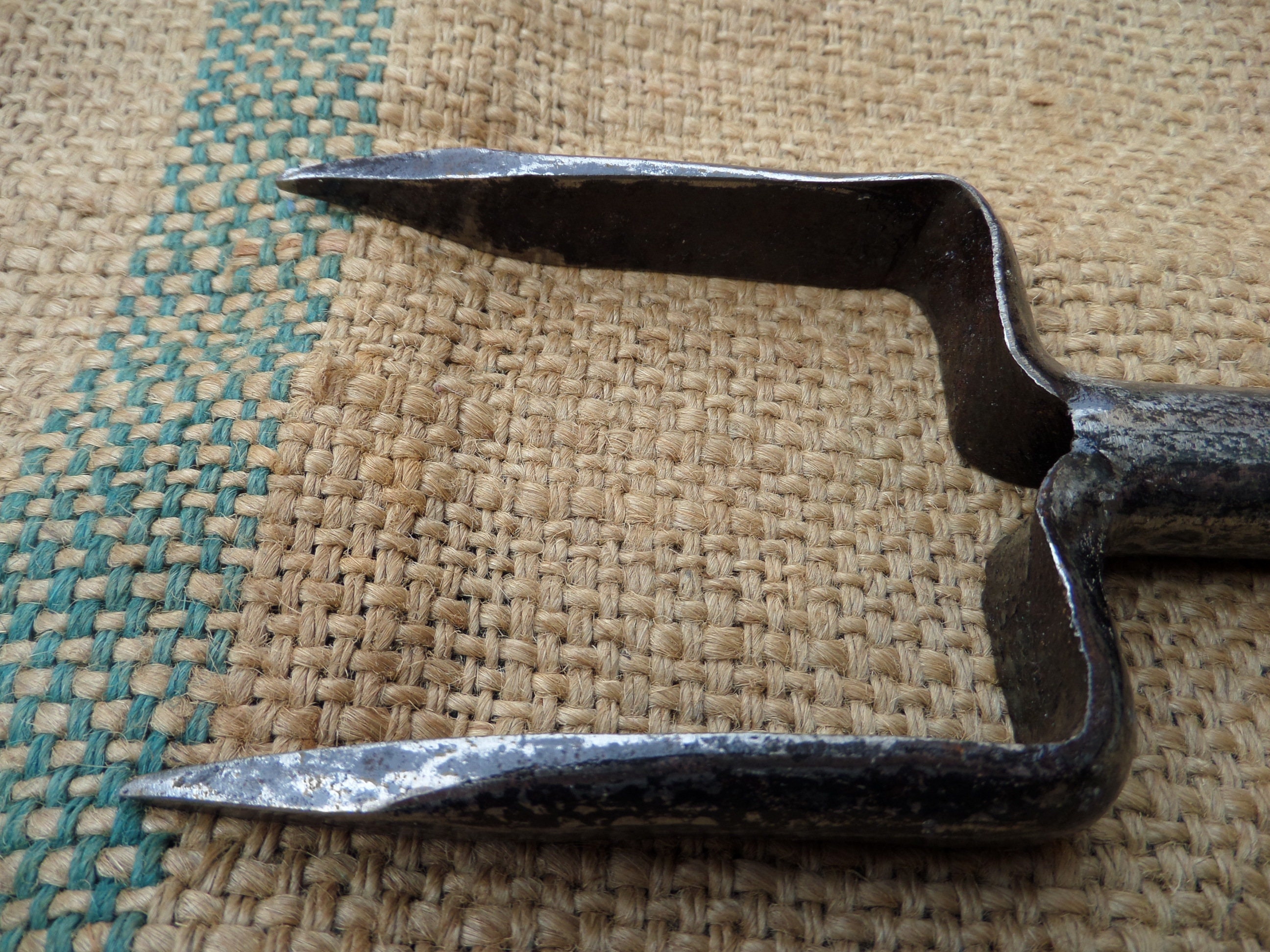 Antique vintage Scythe Faucille aiguisant Peening Anvil Forgeron Main ...