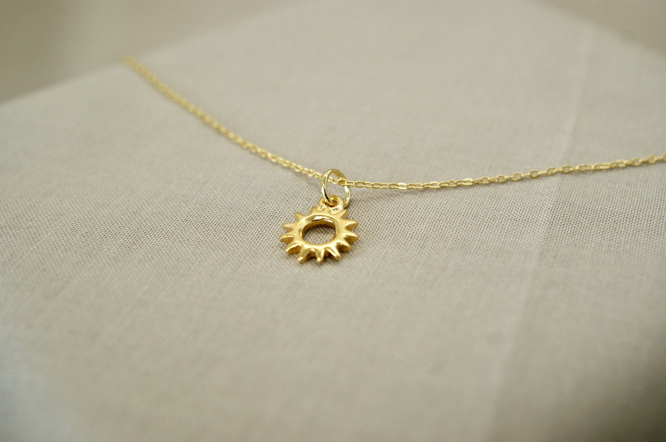 Collar de sol de oro collar delicado joyería de oro | Etsy