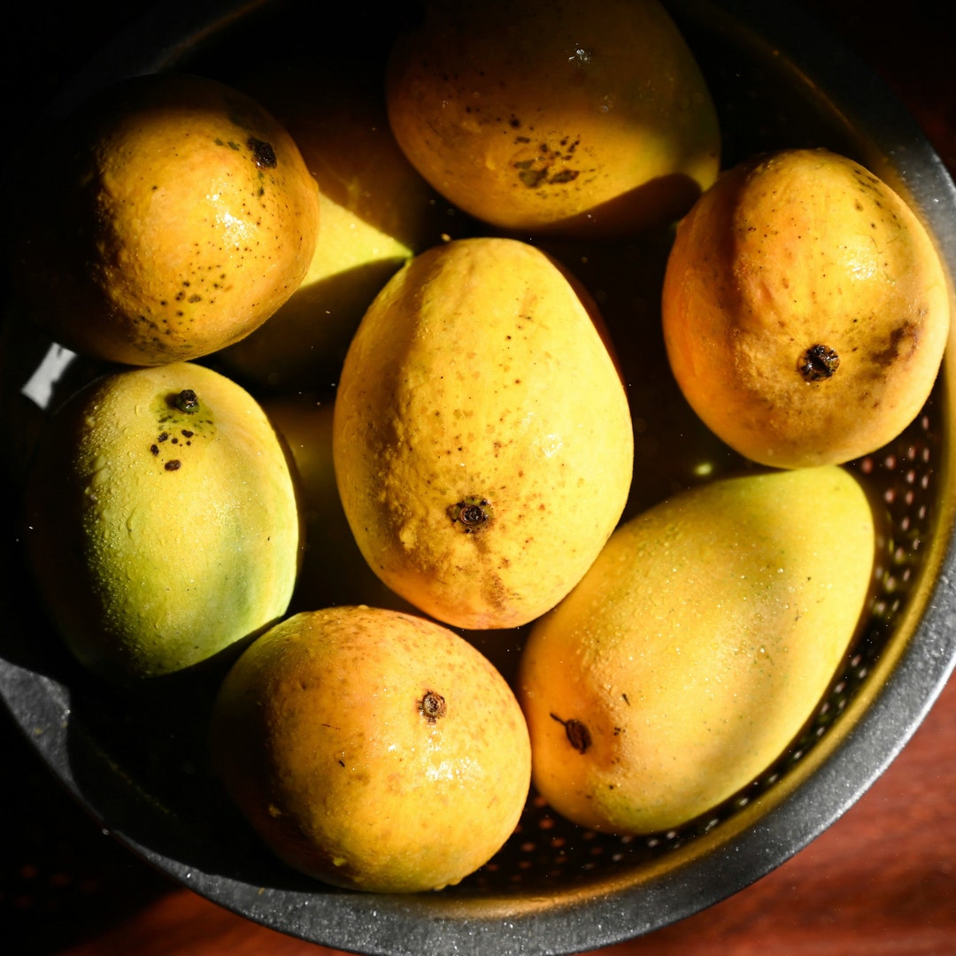 Fruit Box of 20 Fruits Honey Mangos, Dragon Fruits 10 Mangos, 5 Sweet ...