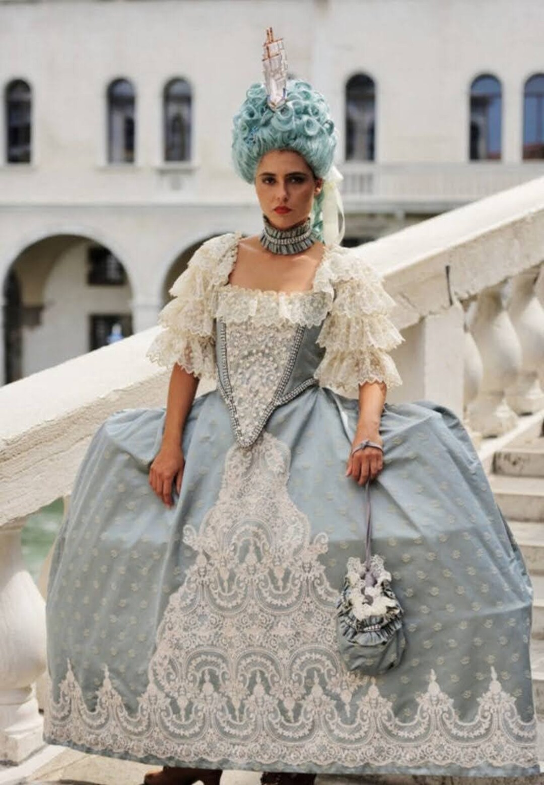 Elegantes venezianisches Kostüm. Kleiden Sie venezianische Maskeraden ...