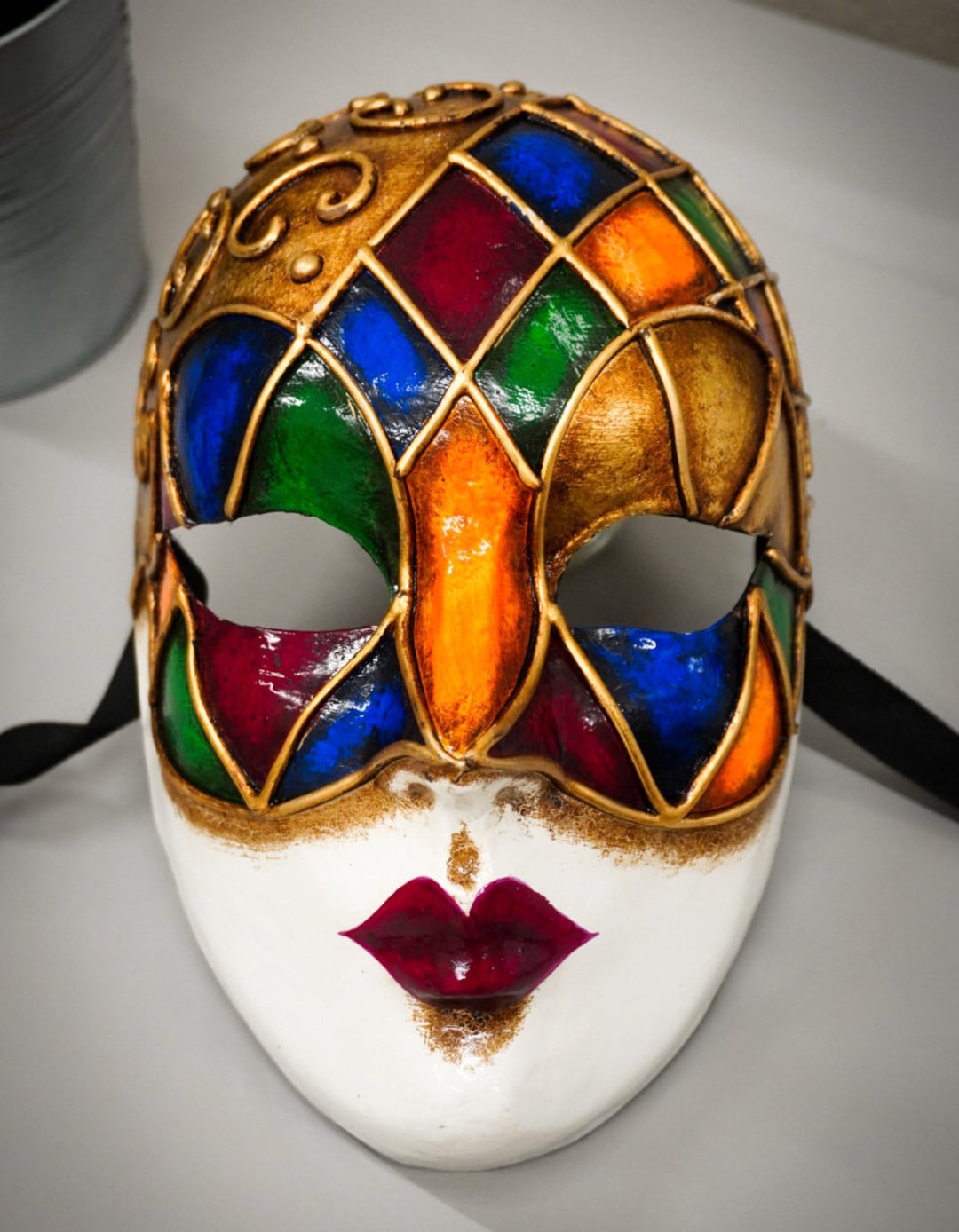 Venezianische Maske mit bunten Arlequin mit goldenen Brot Karneval ...