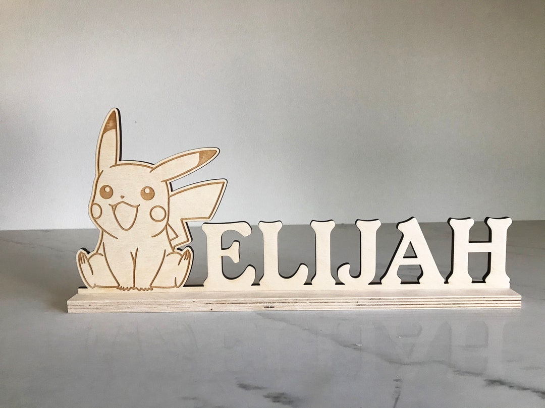 Letrero con nombre de Pikachu de Pokémon Nombre de madera independiente ...