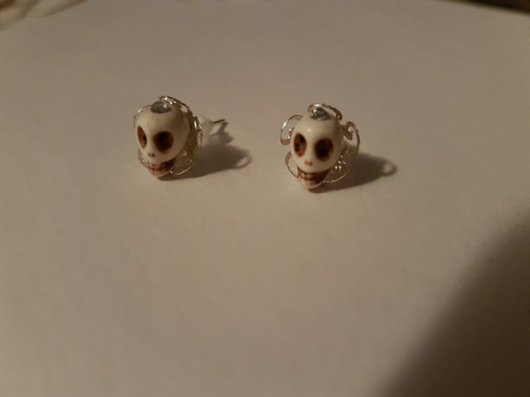 Pretty Victorian Style Metal Work Natural Carved Howlite Stone Ivory ...