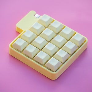 ZMK 16 Yellow Hotswap Mechanical Macropad qmk/vial Easily - Etsy